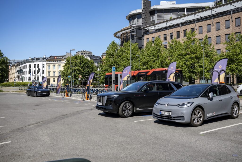 Na Elektrycznym Szczycie: Prawie 90% Nowych Aut To EV W 2024 Roku